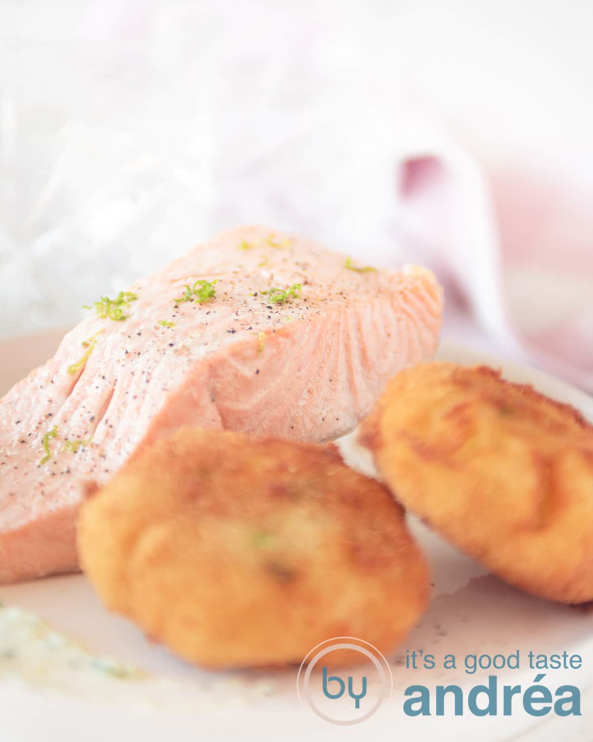 Zalm gerookt met thee en wasabi aardappel koekje - By Andrea Janssen