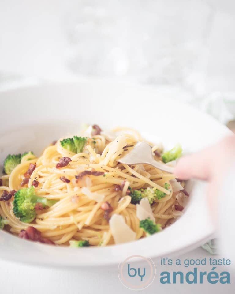 Spaghetti met broccoli, spekjes en gehakt