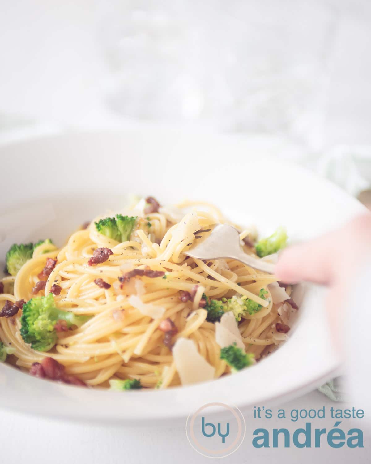 Spaghetti met broccoli, spekjes en gehakt