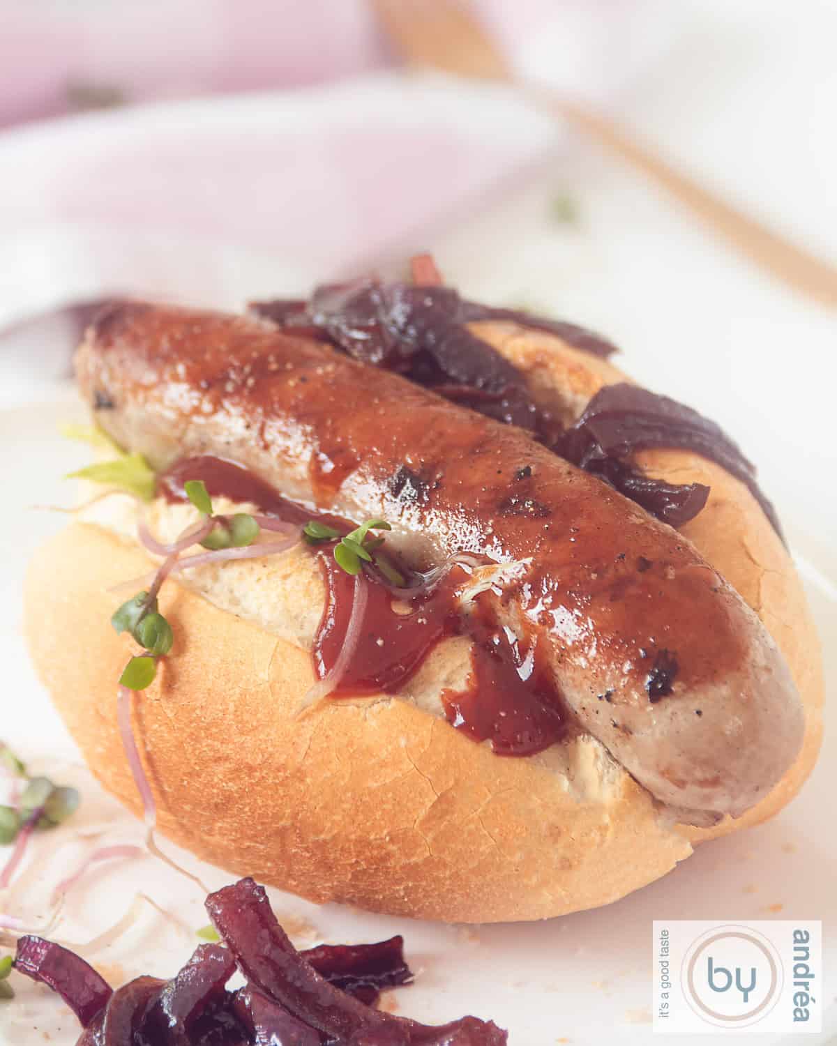 Broodje BBQ Worst met Gekarameliseerde Uitjes - By Andrea Janssen