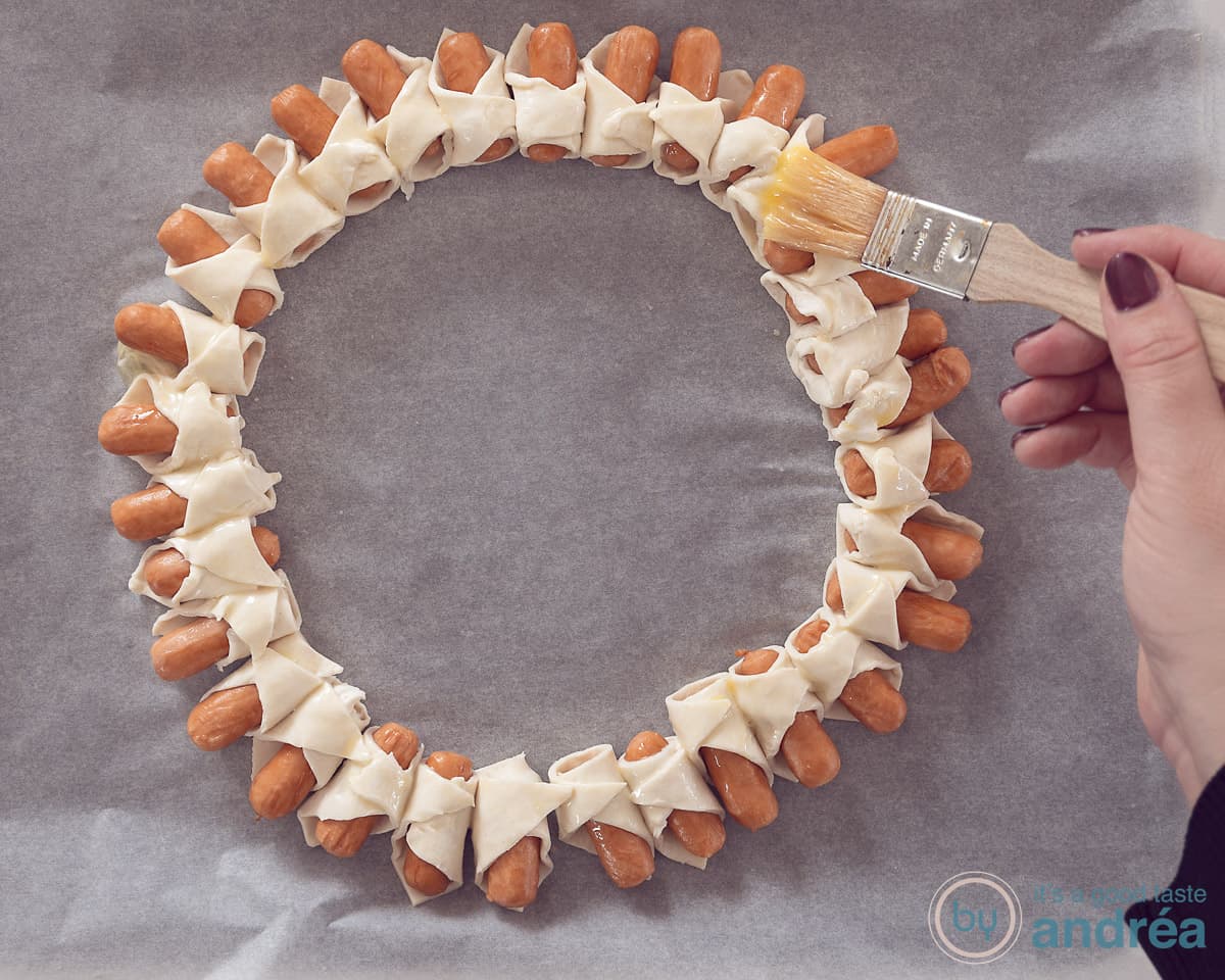 Kerstkrans van Cocktailworstjes in Bladerdeeg - By Andrea Janssen