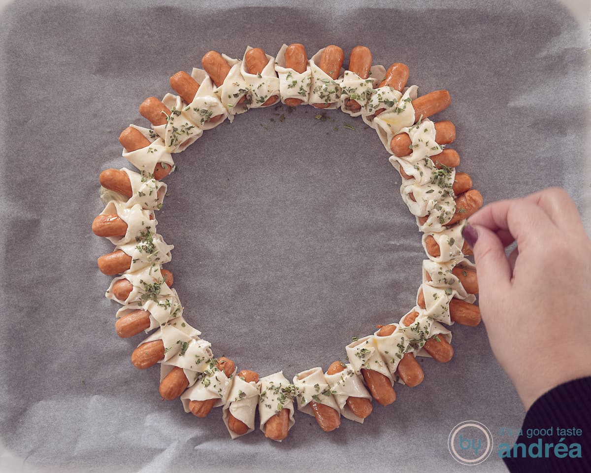 Kerstkrans van Cocktailworstjes in Bladerdeeg - By Andrea Janssen