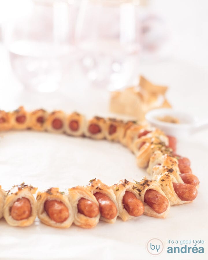 Kerstkrans van Cocktailworstjes in Bladerdeeg - By Andrea Janssen