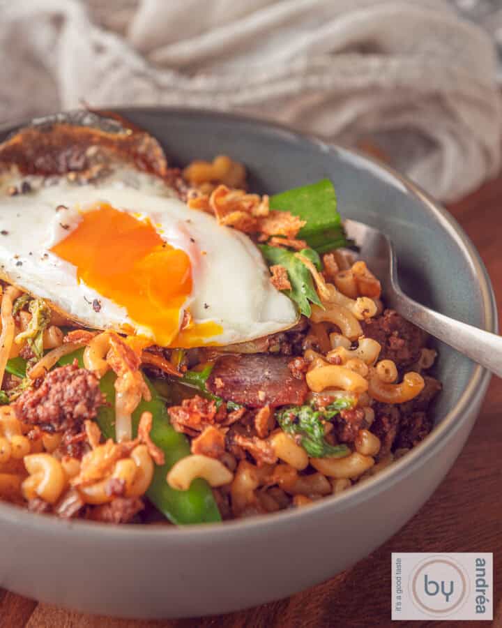 Indische Macaroni met Gehakt, Ketjap en een Spiegelei - By Andrea Janssen